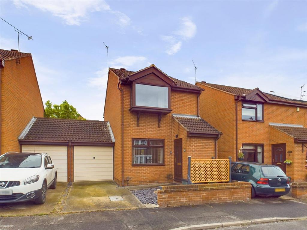 Gladstone Street, Nottingham NG4 2 bed link detached house - £200,000