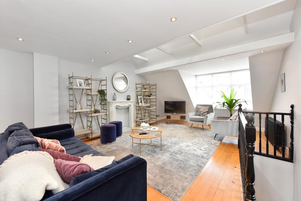 Holbein Mews, Chelsea, SW1W 2 bed property - £5,633 pcm (£1,300 pw)