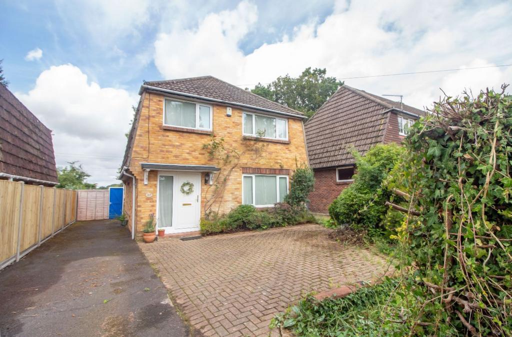 Sutton Road, Cowplain, PO8 8PT 3 bed detached house - £360,000