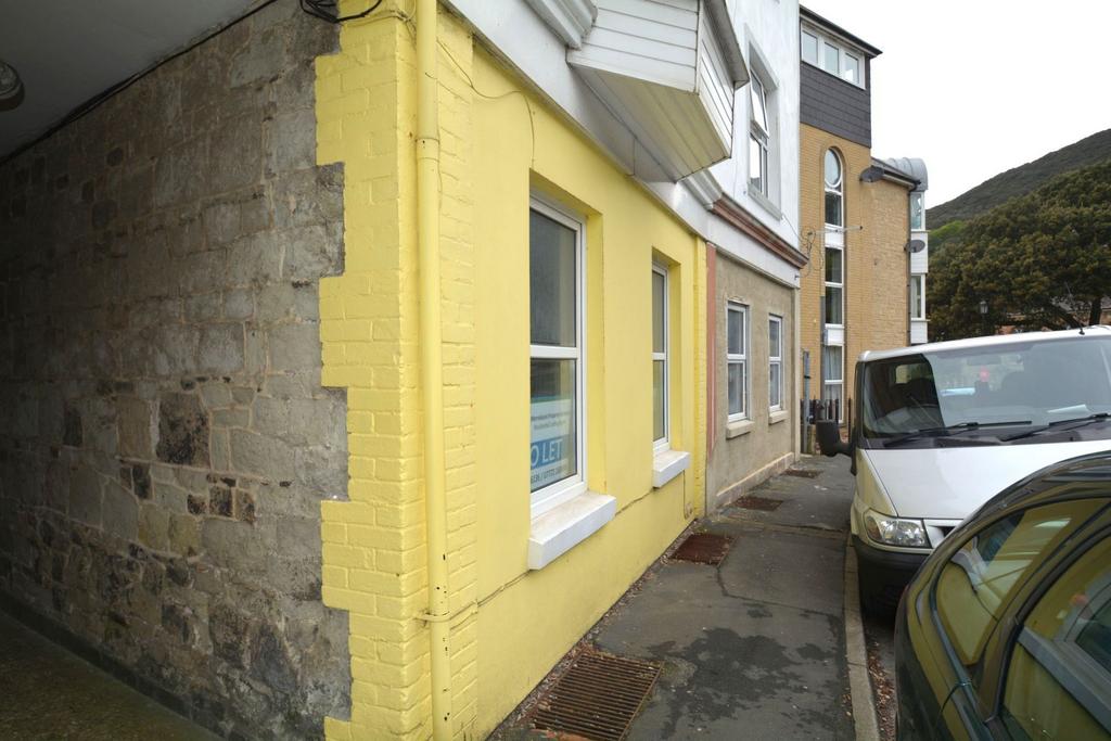 Victoria Street, Ventnor PO38 1 bed ground floor flat - £595 pcm (£137 pw)