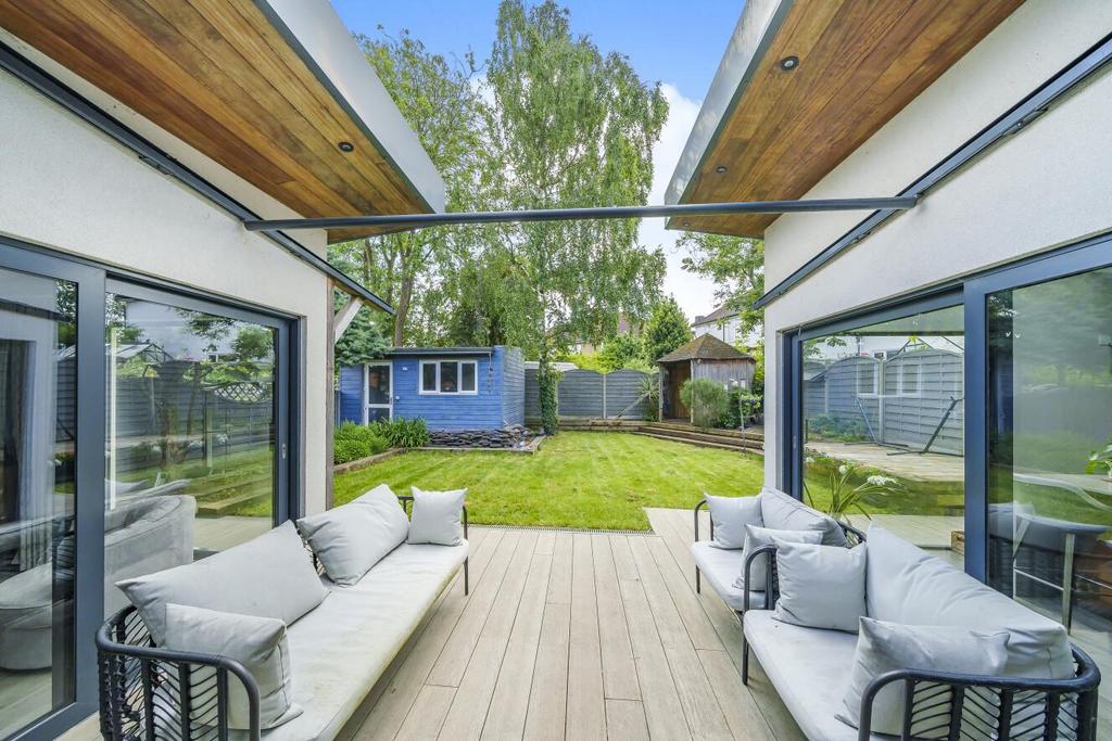 Hartland Way, Shirley, Croydon 4 bed detached house - £900,000