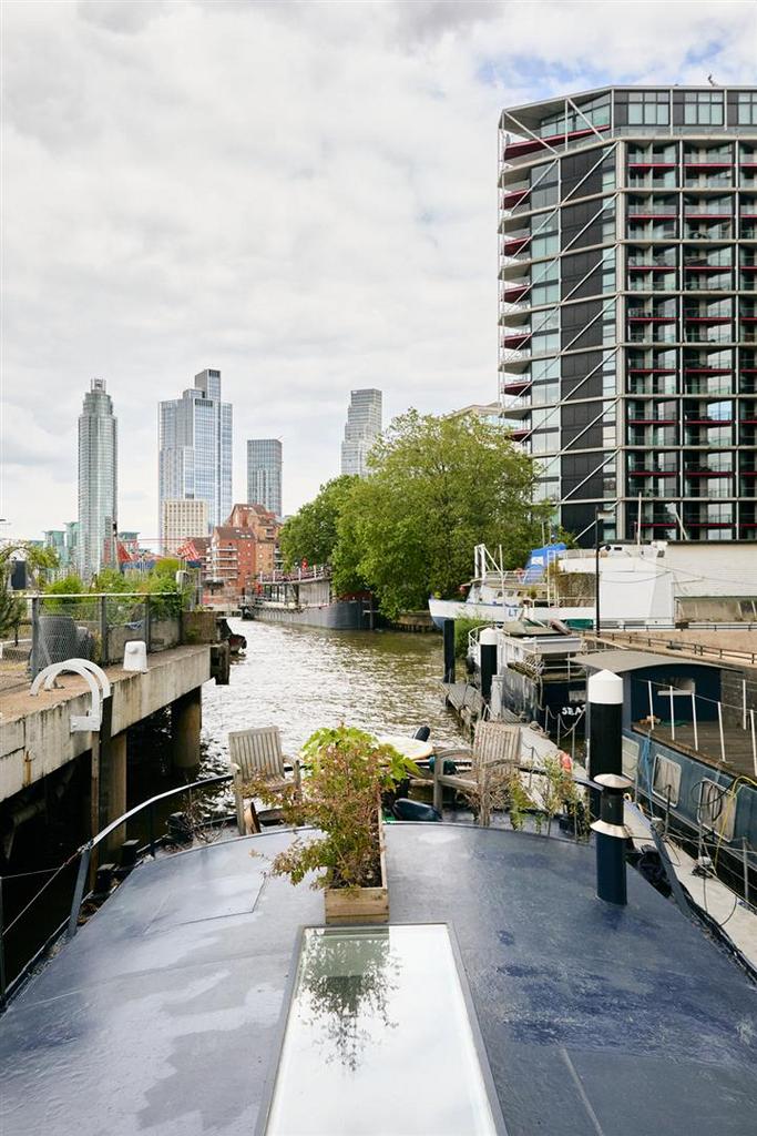 Nine Elms Pier, Nine Elms, SW11 2 bed houseboat for sale - £250,000