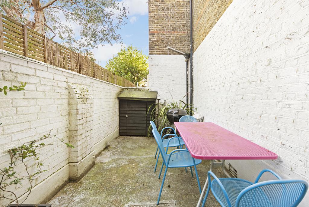 Latchmere Road, SW11 2 bed flat - £2,500 pcm (£577 pw)