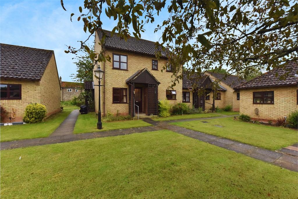 Ship Gardens, Mildenhall, Bury St.... 2 bed apartment - £140,000