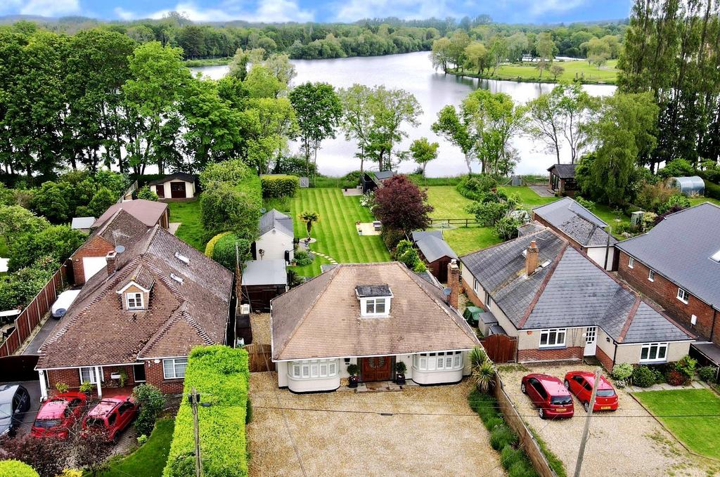 Northfield Road, Ringwood, BH24 4 bed chalet - £845,000