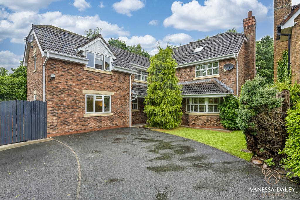 Keats Way, Preston, PR4 6 bed detached house - £500,000