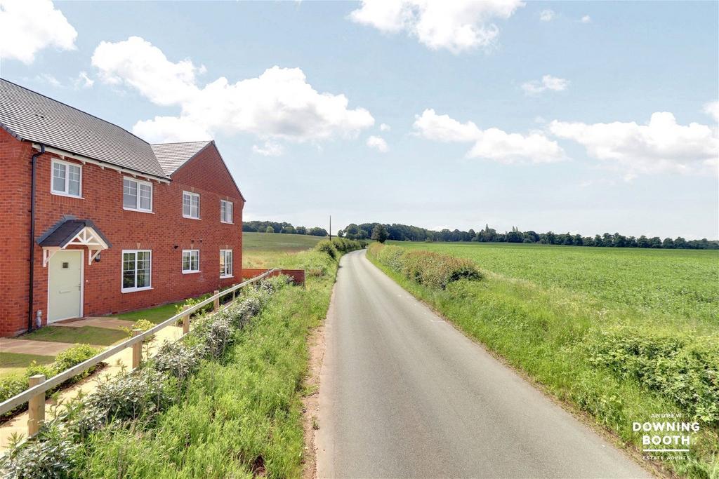 Lichfield WS14 3 bed semi-detached house - £350,000