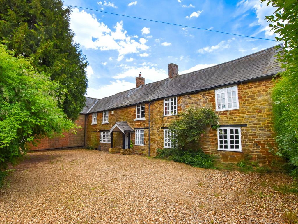 Watling Street West, Fosters Booth, NN12 6 bed detached house - £695,000