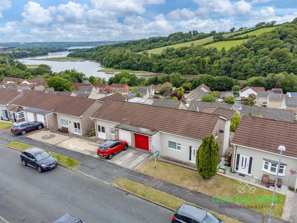 Lake View Drive, Plymouth PL5 4 bed semi-detached house - £280,000