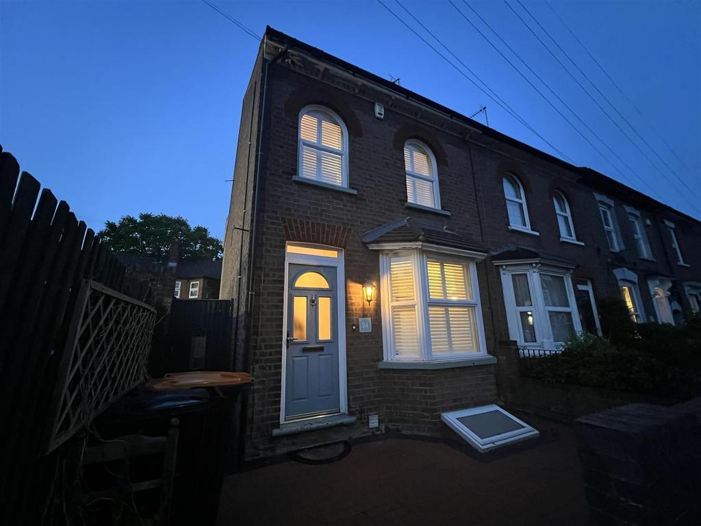 Victoria Street, Dunstable 3 bed end of terrace house - £300,000