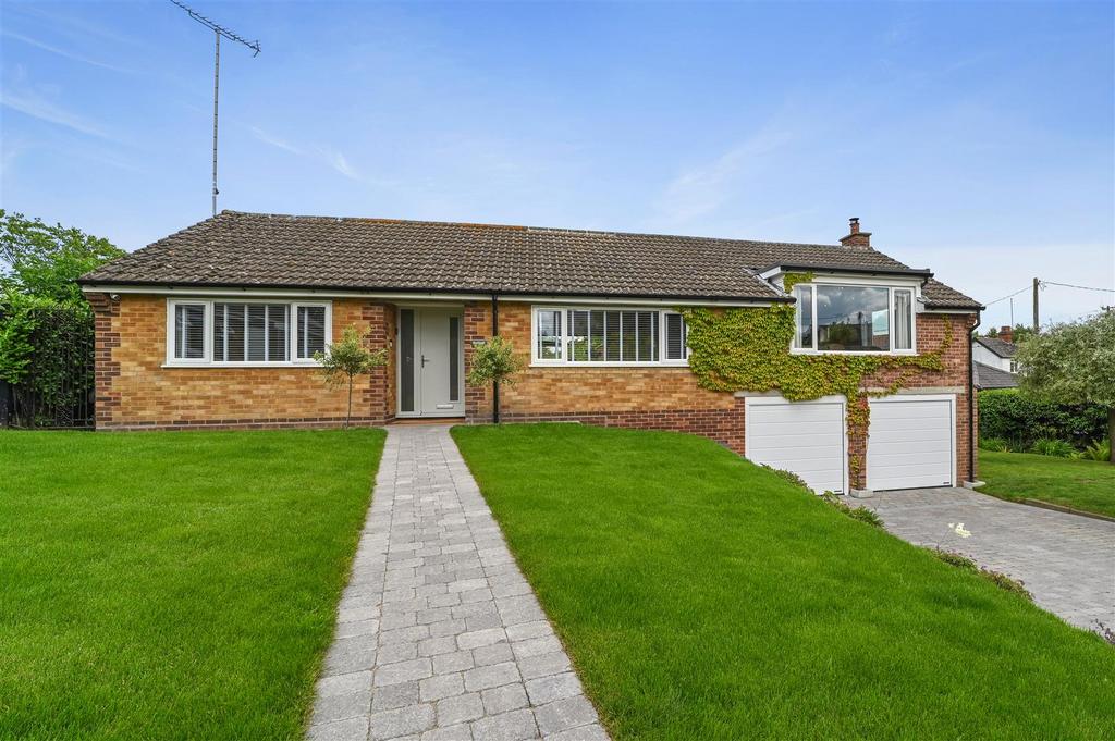 The Street, Washbrook, Ipswich 3 bed detached bungalow - £525,000