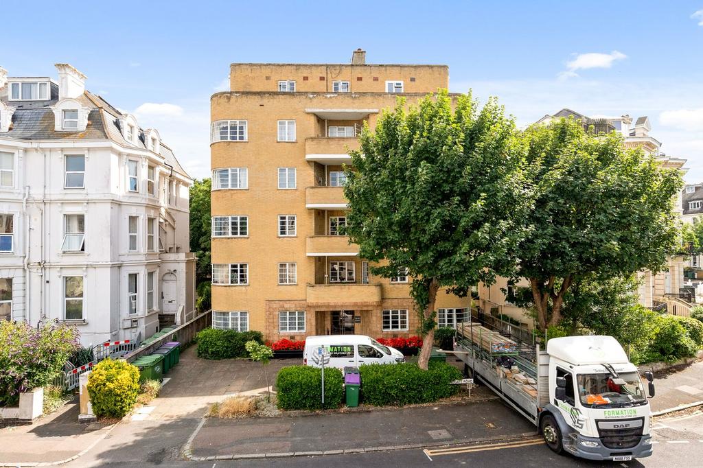 Sandgate Road, Folkestone, CT20 2 bed flat for sale - £199,995
