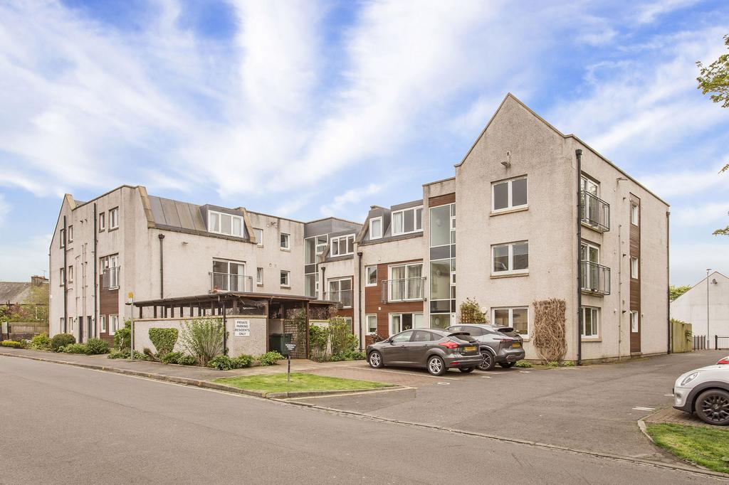 76/5 The Green, Edinburgh, EH4 5BH 2 bed flat - £245,000