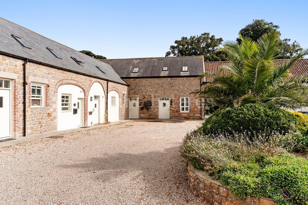 Trinity Manor, La Route De La... 2 bed terraced house - £2,100 pcm (£ ...