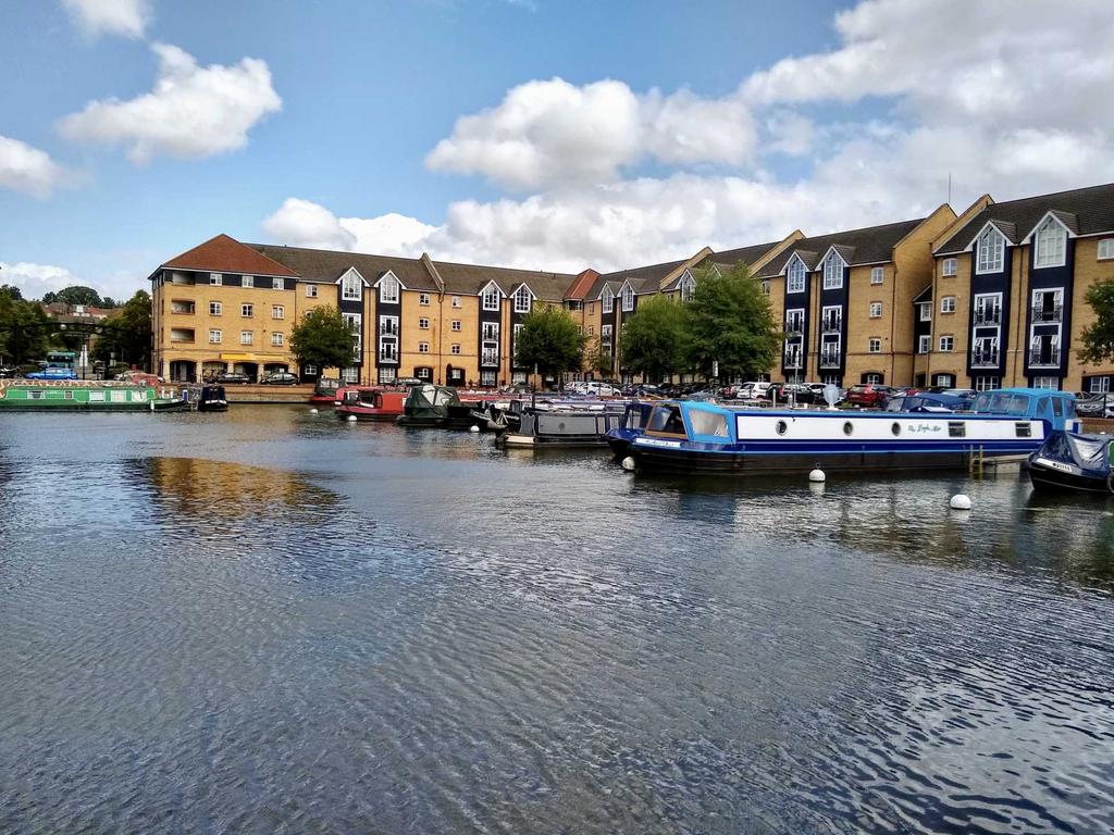 Stephenson Wharf, Apsley Lock... 3 bed apartment - £1,650 pcm (£381 pw)