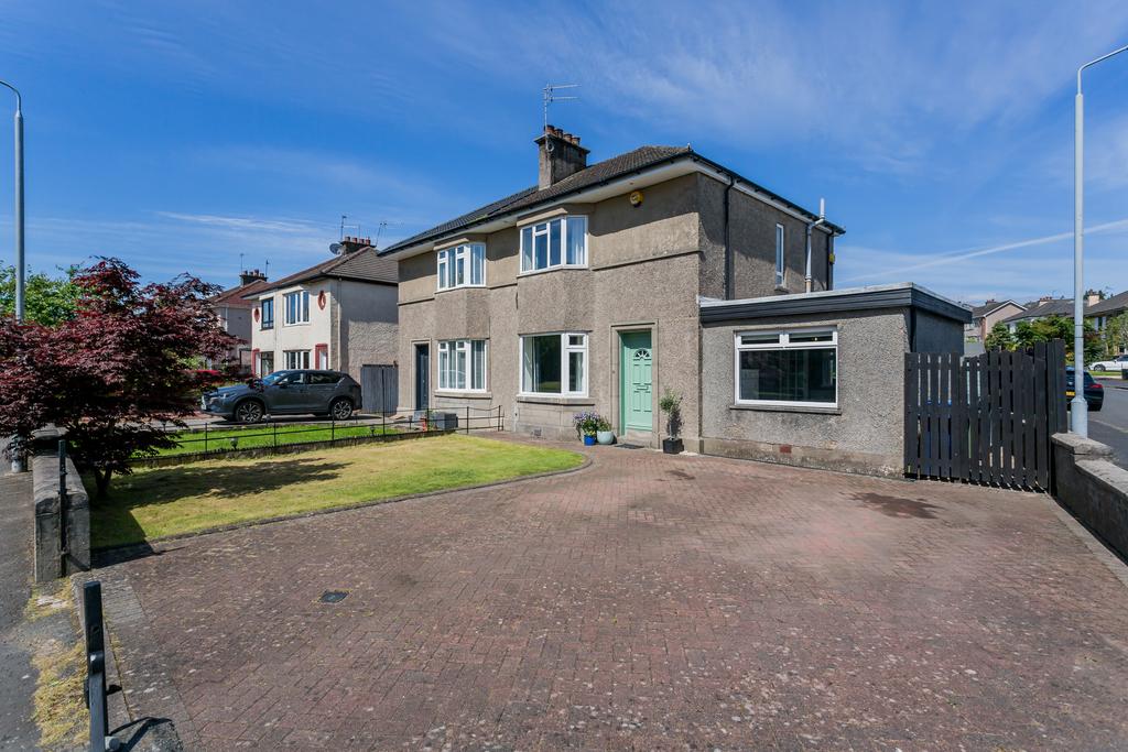 31 Churchill Drive, Bishopton, PA7 5HF 4 bed semi-detached villa - £240,000
