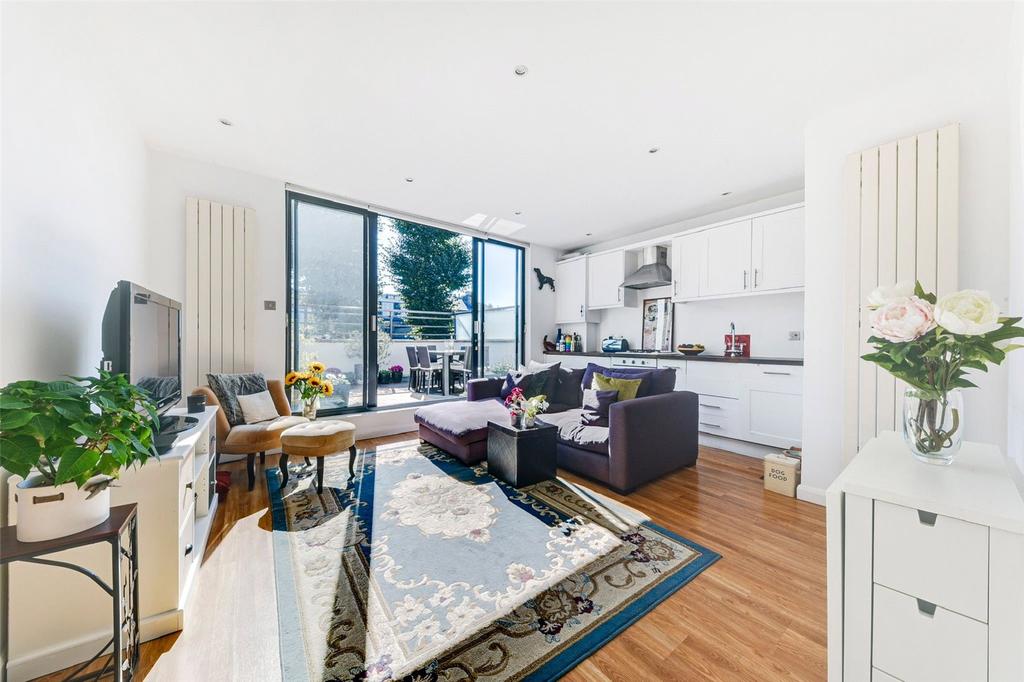 St. John's Hill, SW11 2 bed apartment for sale - £585,000
