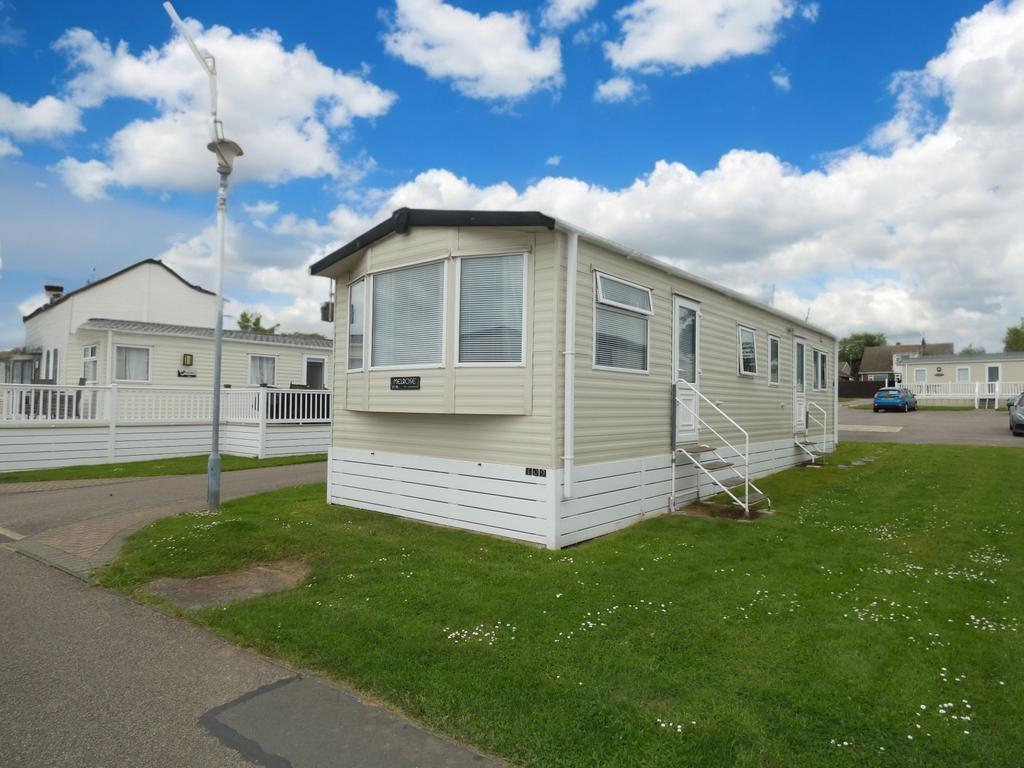 Seaview Avenue, CO5 8DA 2 bed lodge - £45,000