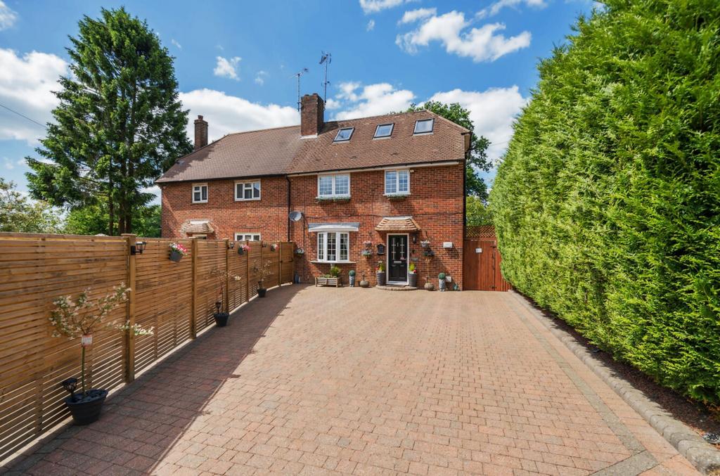 Truggers, Handcross, RH17 4 bed semi-detached house for sale - £525,000