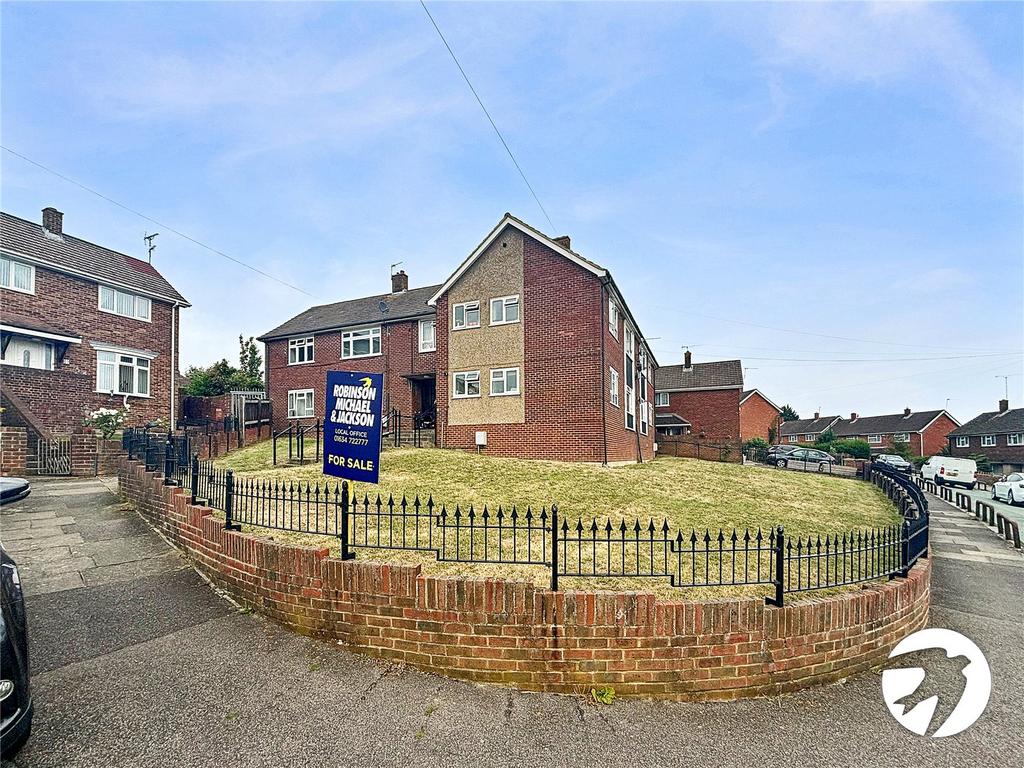 Pelican Close, Strood, Kent, ME2 2 bed flat for sale - £140,000
