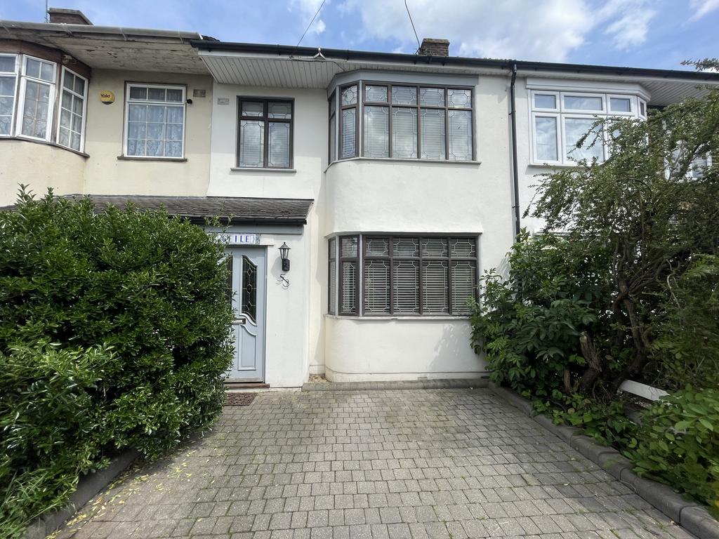 Inverness Drive, Hainault IG6 4 bed terraced house - £2,450 pcm (£565 pw)