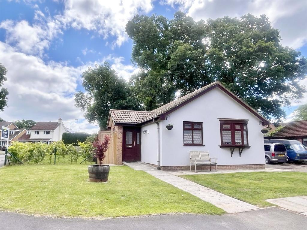 Brook Drive, Verwood, Dorset, BH31 2 bed bungalow - £325,000