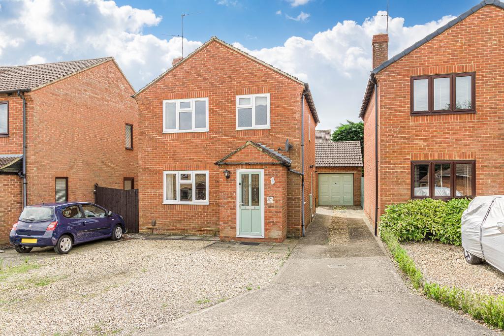 Desborough, Kettering NN14 3 bed detached house - £250,000