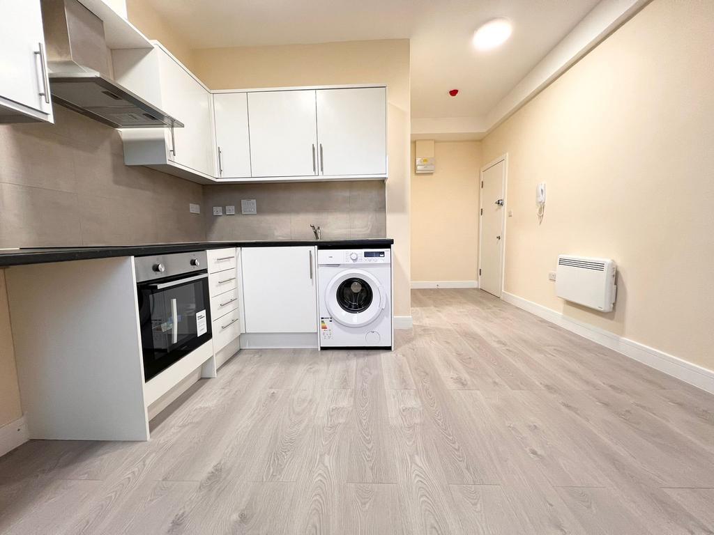 London SE27 Studio to rent - £1,250 pcm (£288 pw)