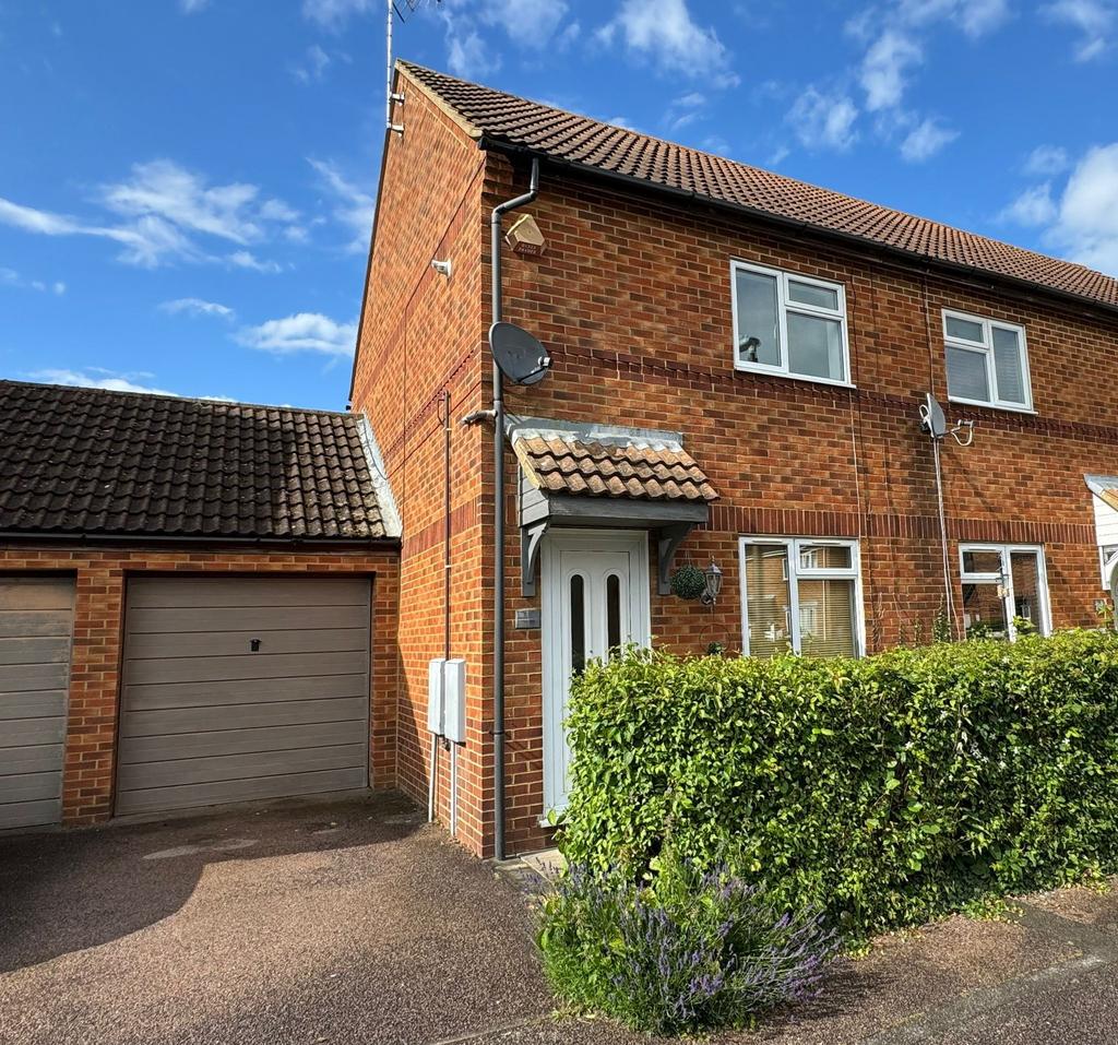 Caldecotte, Milton Keynes MK7 2 bed semi-detached house - £1,300 pcm (£ ...