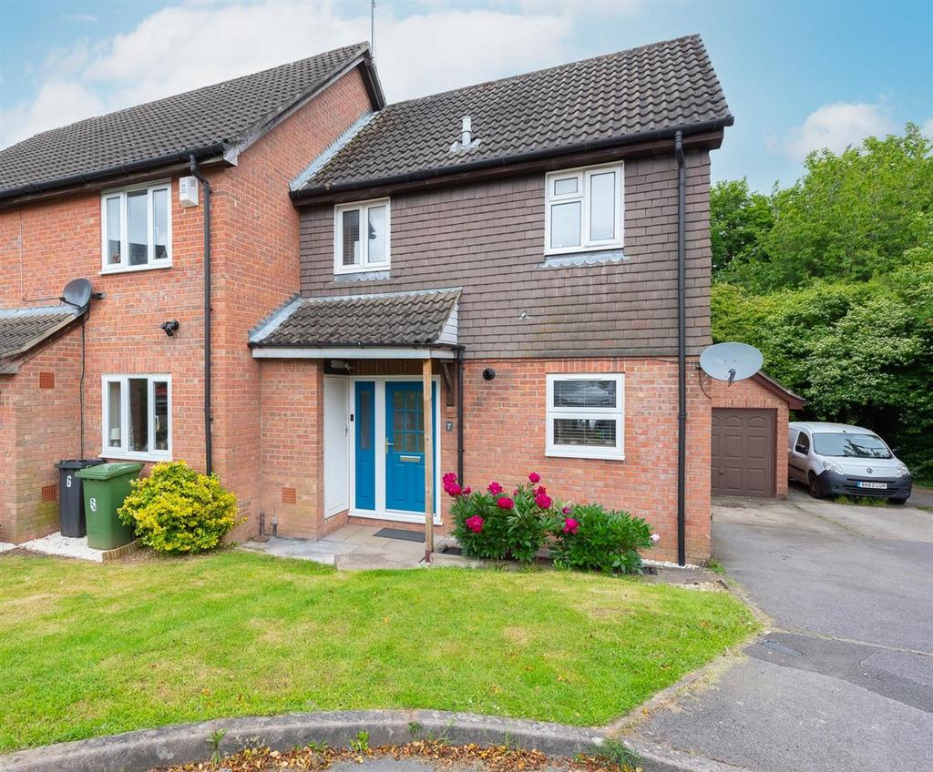 Rochester Close, Basingstoke RG22 2 bed end of terrace house - £310,000