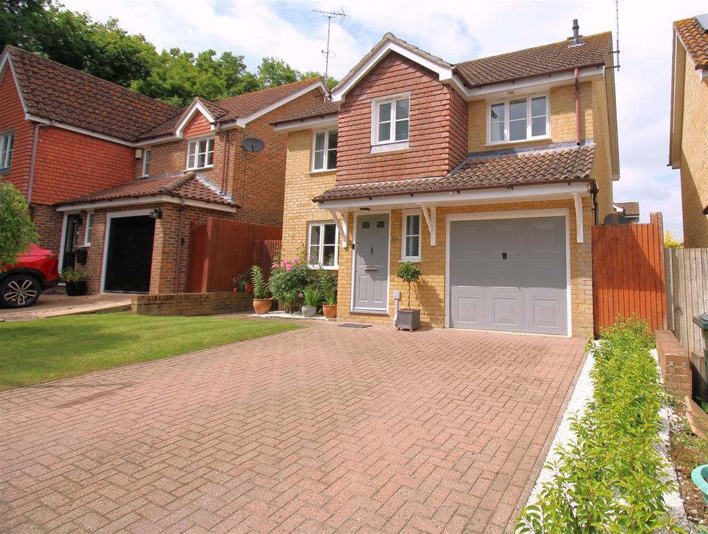 Colonel Stephens Way, Tenterden TN30 4 bed house - £1,800 pcm (£415 pw)