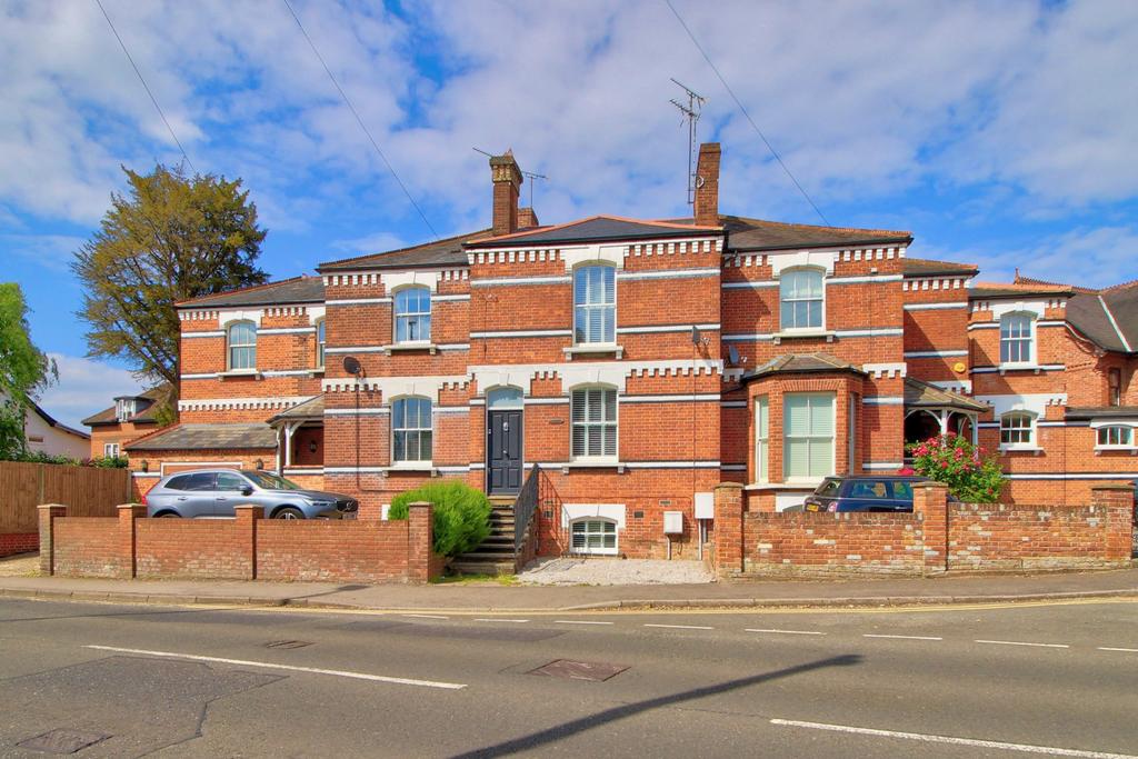 Wokingham RG40 3 bed terraced house - £600,000