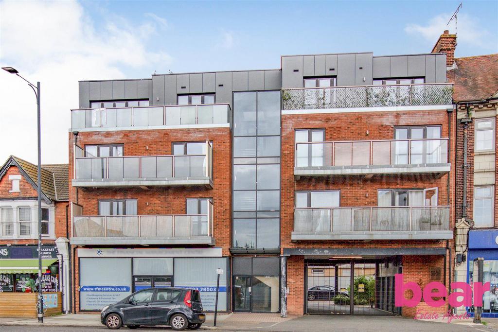 London Road, Westcliff-on-Sea SS0 2 bed apartment - £240,000