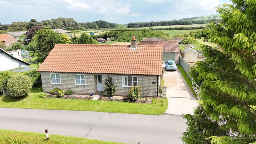 Main Street, Potter Brompton... 3 bed detached bungalow - £325,000
