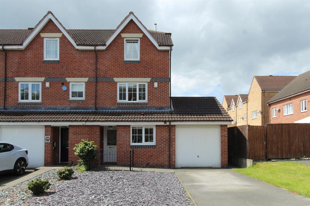 Moorcroft, Ossett WF5 3 bed townhouse - £249,950