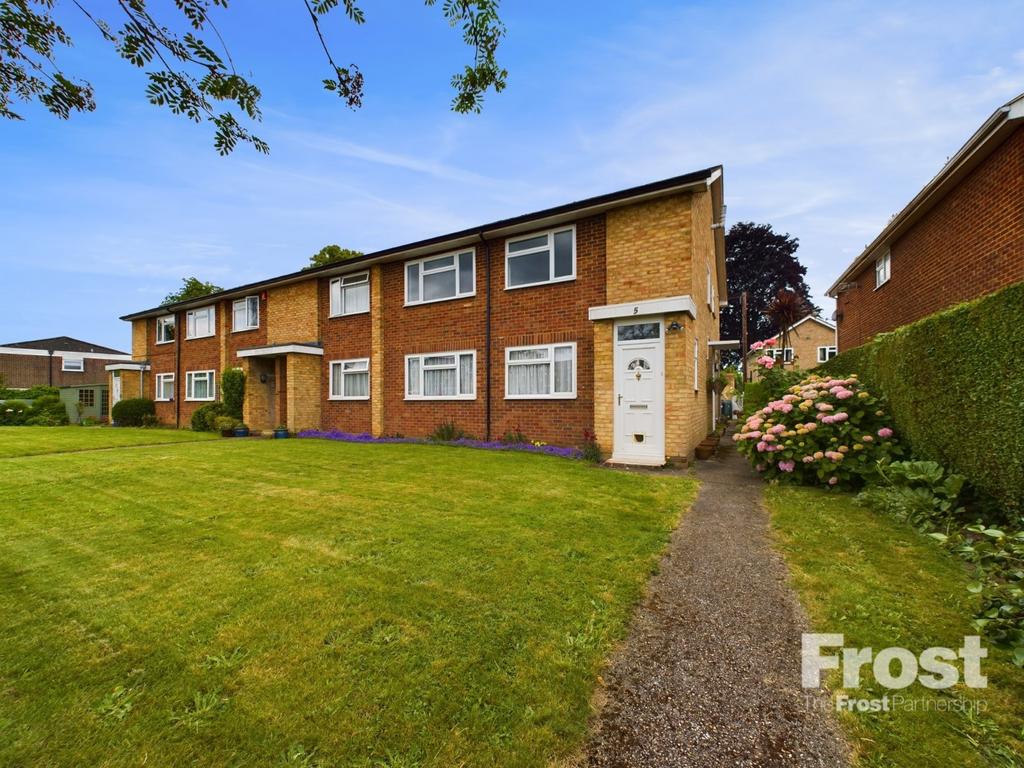 Staines Road, Staines-upon-Thames... 2 bed maisonette - £1,700 pcm (£ ...