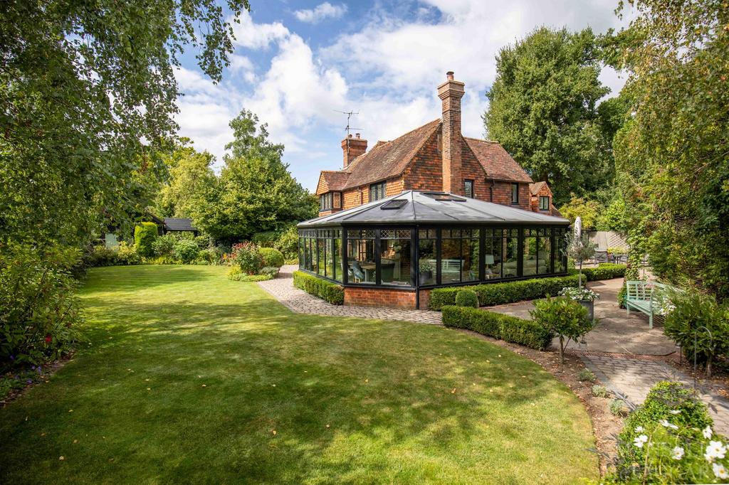 Brookhill Road, Crawley RH10 4 bed detached house - £1,000,000