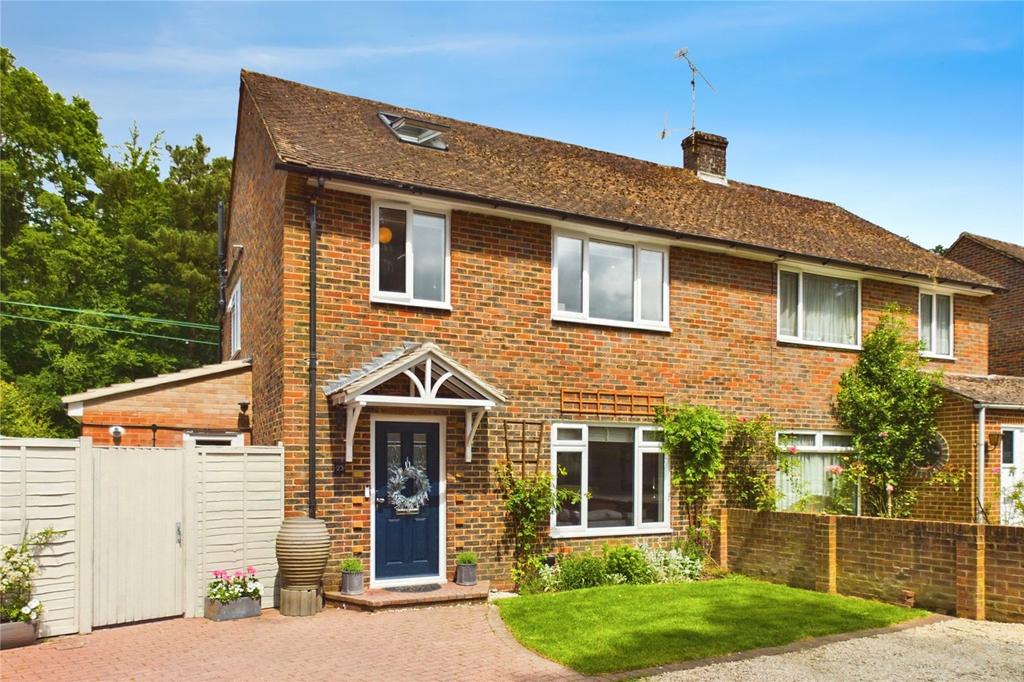 Forest Close, Baughurst, Tadley... 4 bed semi-detached house - £450,000