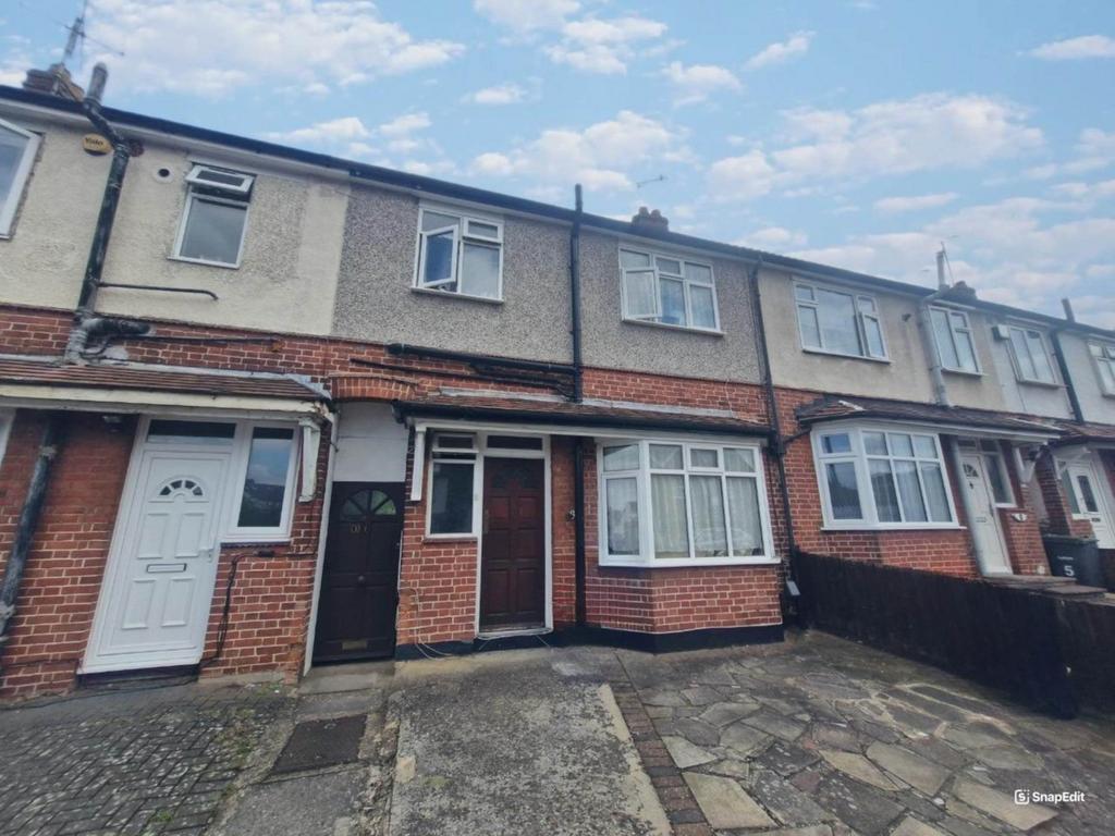 Hayhurst Road, Luton LU4 3 bed terraced house - £325,000