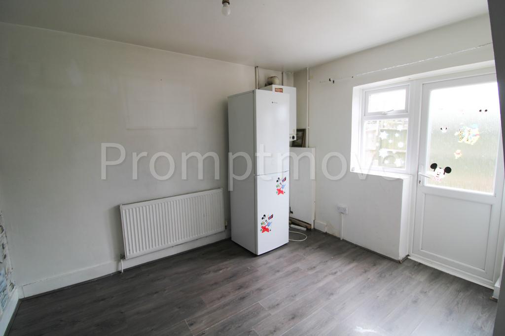 Connaught Road Luton LU4 8ES 3 bed flat - £1,400 pcm (£323 pw)
