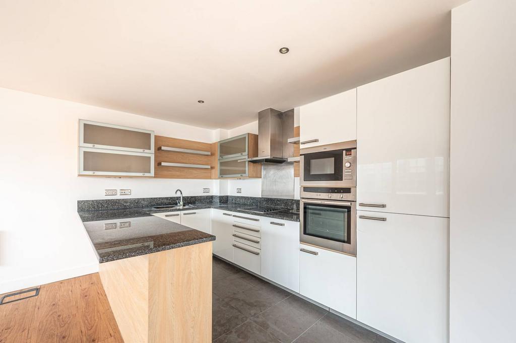 Pinnacle House, Edgware, London, NW9 3 bed flat - £2,600 pcm (£600 pw)