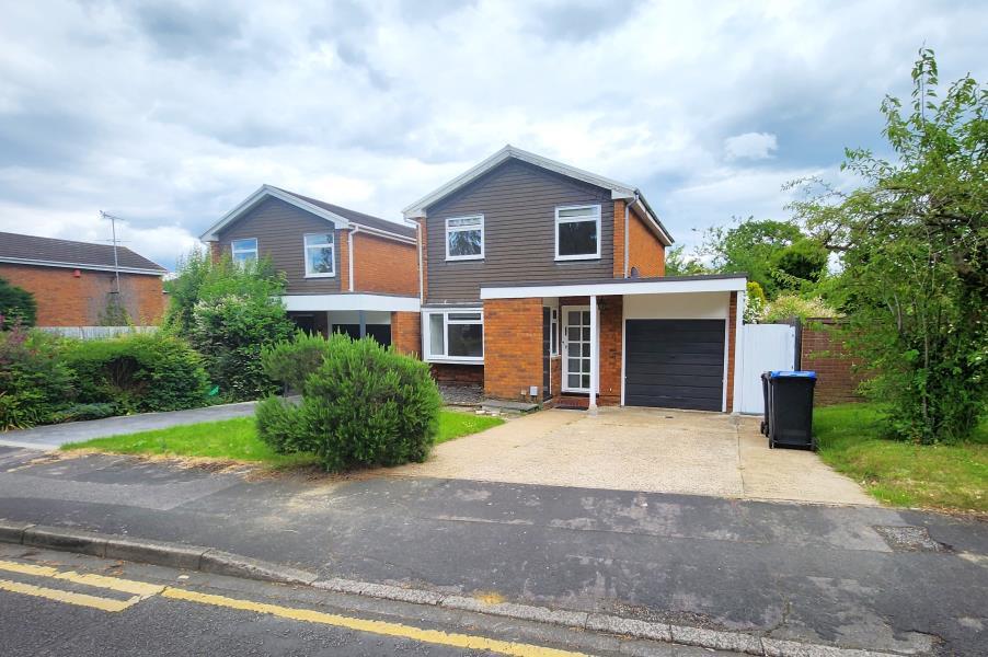 Silversmith Way, Woking GU21 3 bed link detached house - £2,300 pcm (£ ...