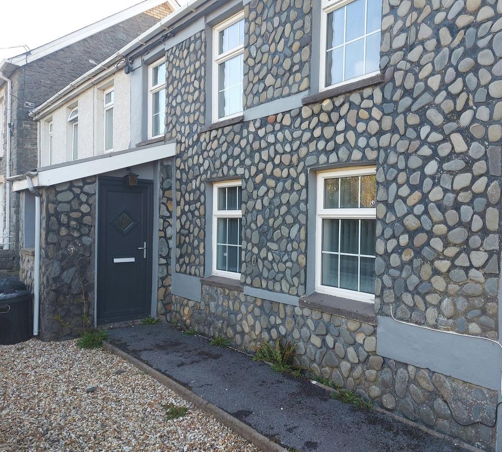 Carmarthen SA33 3 bed end of terrace house - £150,000
