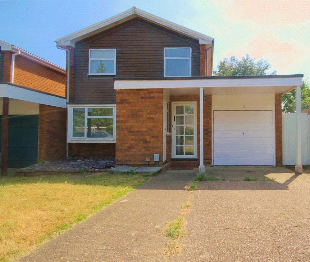 Silversmiths Way, Woking, Surrey, GU21 3 bed detached house - £2,300 ...