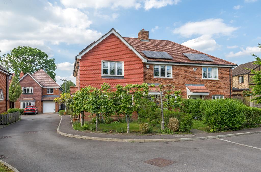 Orchard Farm Close, Hampshire GU30 2 bed end of terrace house - £395,000