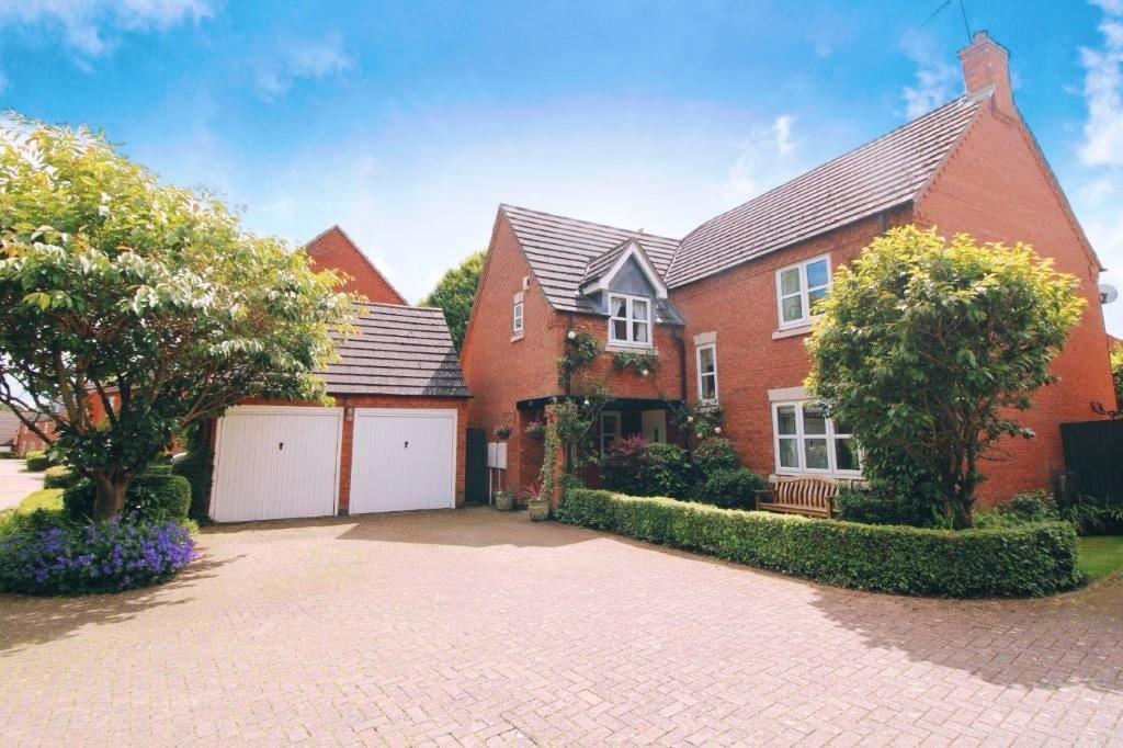 Acre Close, Daventry 5 bed house - £575,000