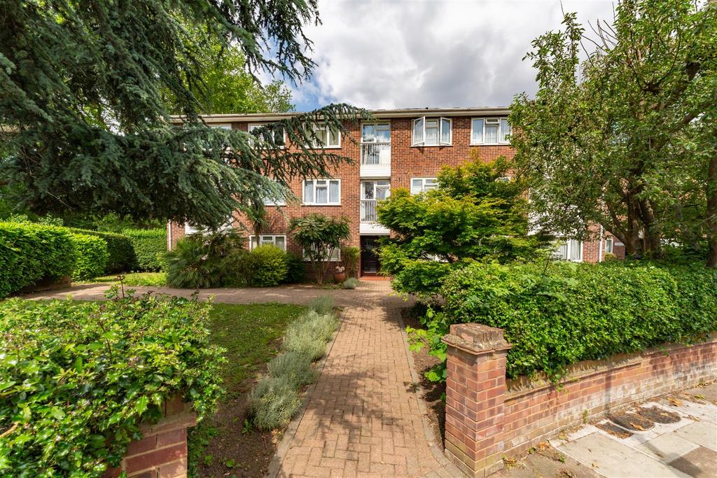 High Trees Court, Manor Court Road 2 bed apartment - £440,000