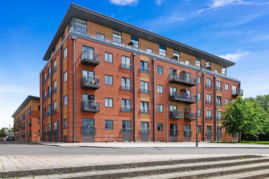 Woodhouse Close, Worcester 2 bed apartment - £250,000