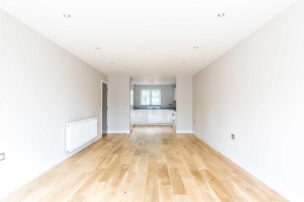 Corbett's Tye Road, Upminster, RM14 2 bed flat - £1,800 pcm (£415 pw)