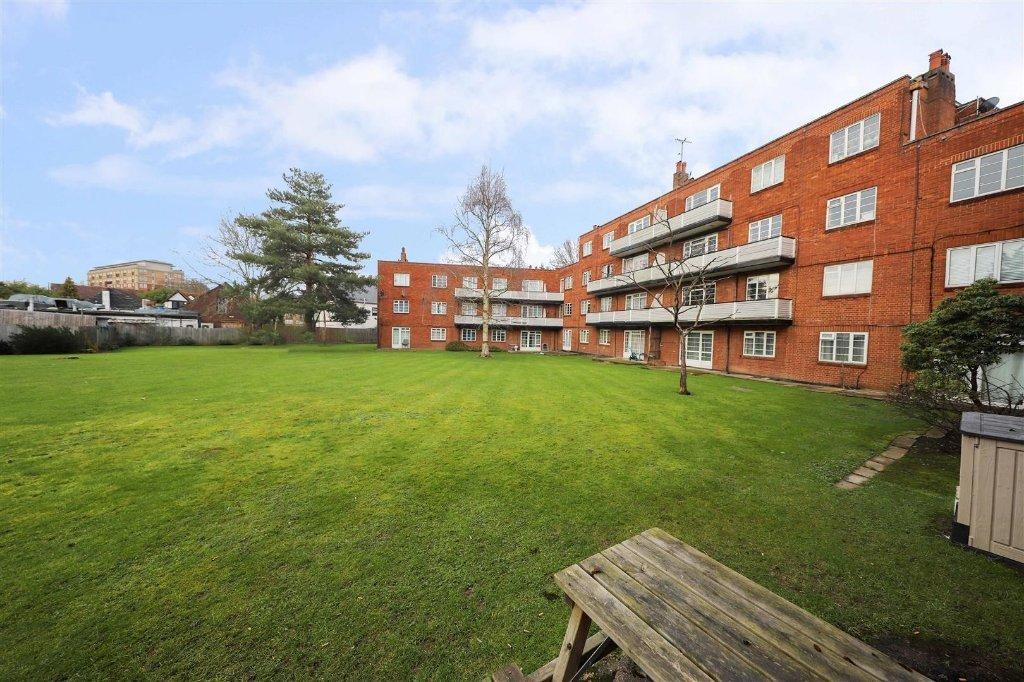 Garden Close, Ruislip, HA4 3 bed flat - £1,900 pcm (£438 pw)